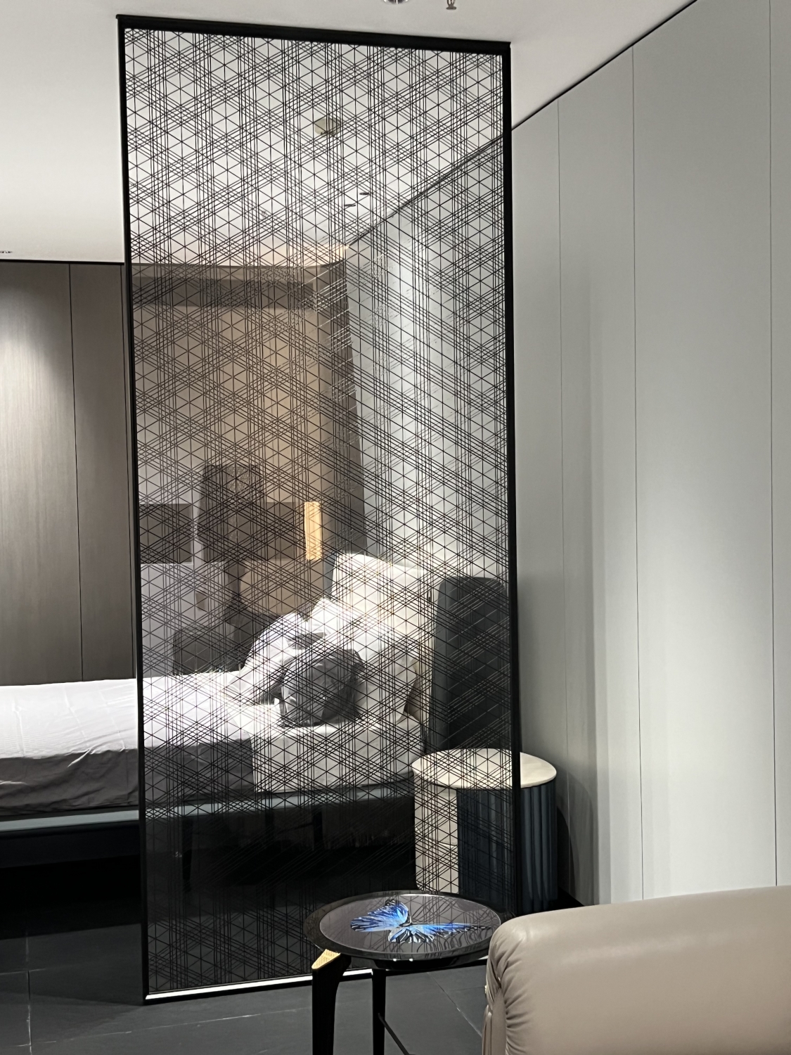 Mesh Laminated Glass | Fiber Mesh Glass - Ultimate Reflections